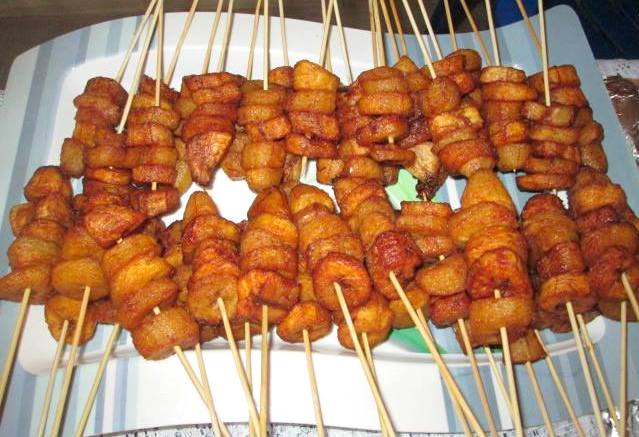BROCHETTES D’ALLOCO ET CARPE D’EAU DOUCE FRIT.